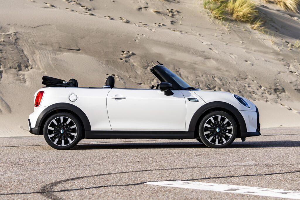 MINI Cooper S Convertible Seaside Edition รุ่นพิเศษเพียง 3.090 ล้านบาท