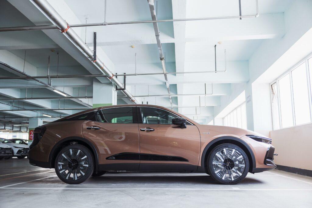 Toyota Crown Sport Cross สปอร์ตเอสยูวีตรามงกุฎขายจีน 21 มิถุนายน