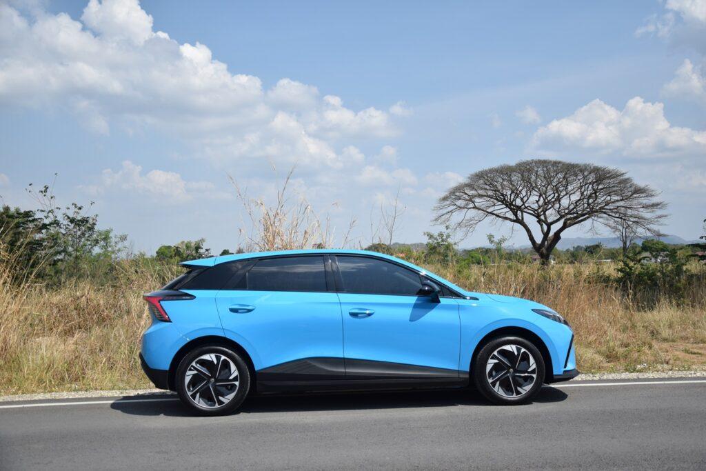 BYD Dolphin VS MG4 Electric สองรุ่นเด่นพลังอีวีแห่งแดนมังกร