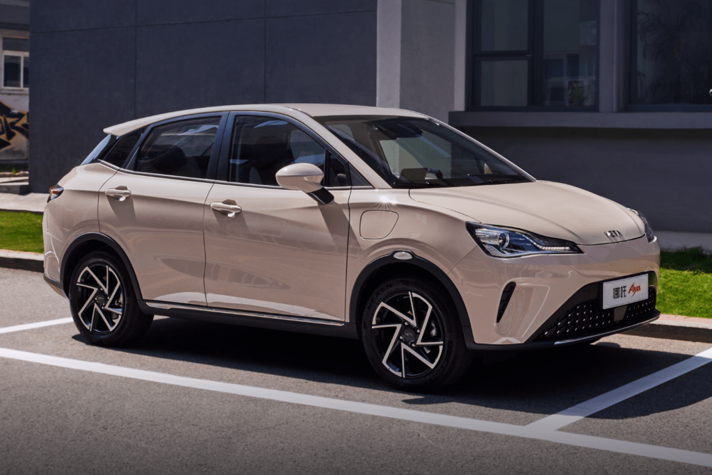 เห็นจะๆ 2024 NETA V กับท้ายรถดีไซน์เท่หรู ลุ้นโชว์ที่ Motor Expo