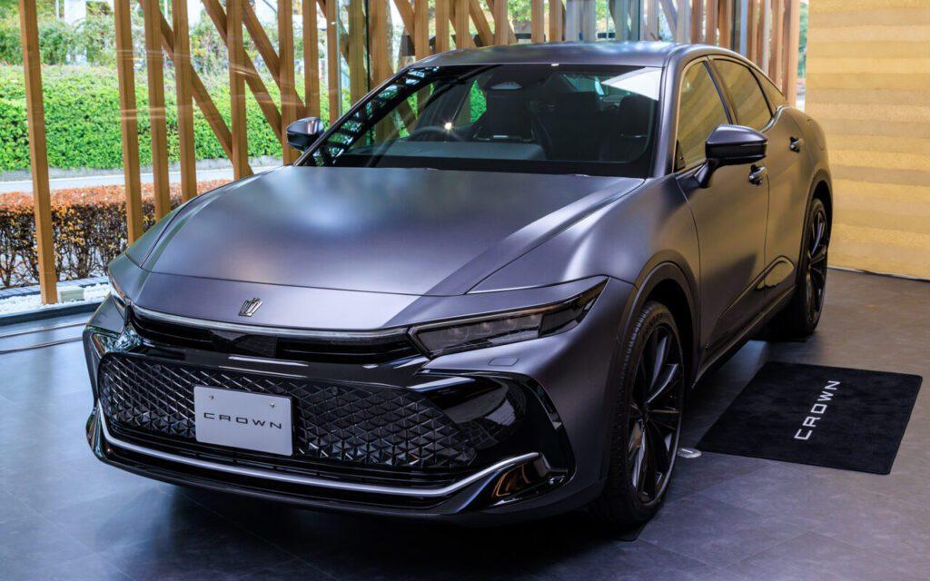 Toyota Crown Matte Metal หล่อพิเศษสายหรูมาดซิ่งด้วยสีด้าน