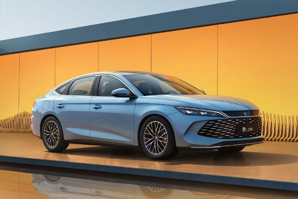 BYD QIN L ปลั๊กอินไฮบริดวิ่งไกล 2,100 กม. ขายจีนเริ่ม 505,000 บาท
