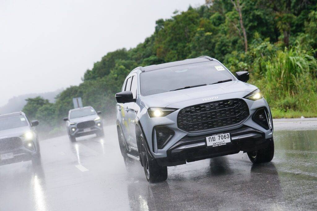 ISUZU MU-X RS 4WD ขับสั้นๆ 200 กว่าโลฝ่าสายฝนที่เชียงราย