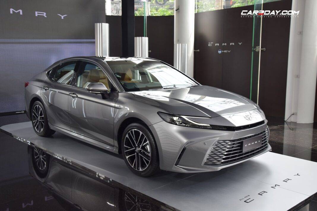 Toyota Camry 2025 พลังไฮบริด 25 กม./ลิตร เริ่ม 1.455-1.789 ล้านบาท